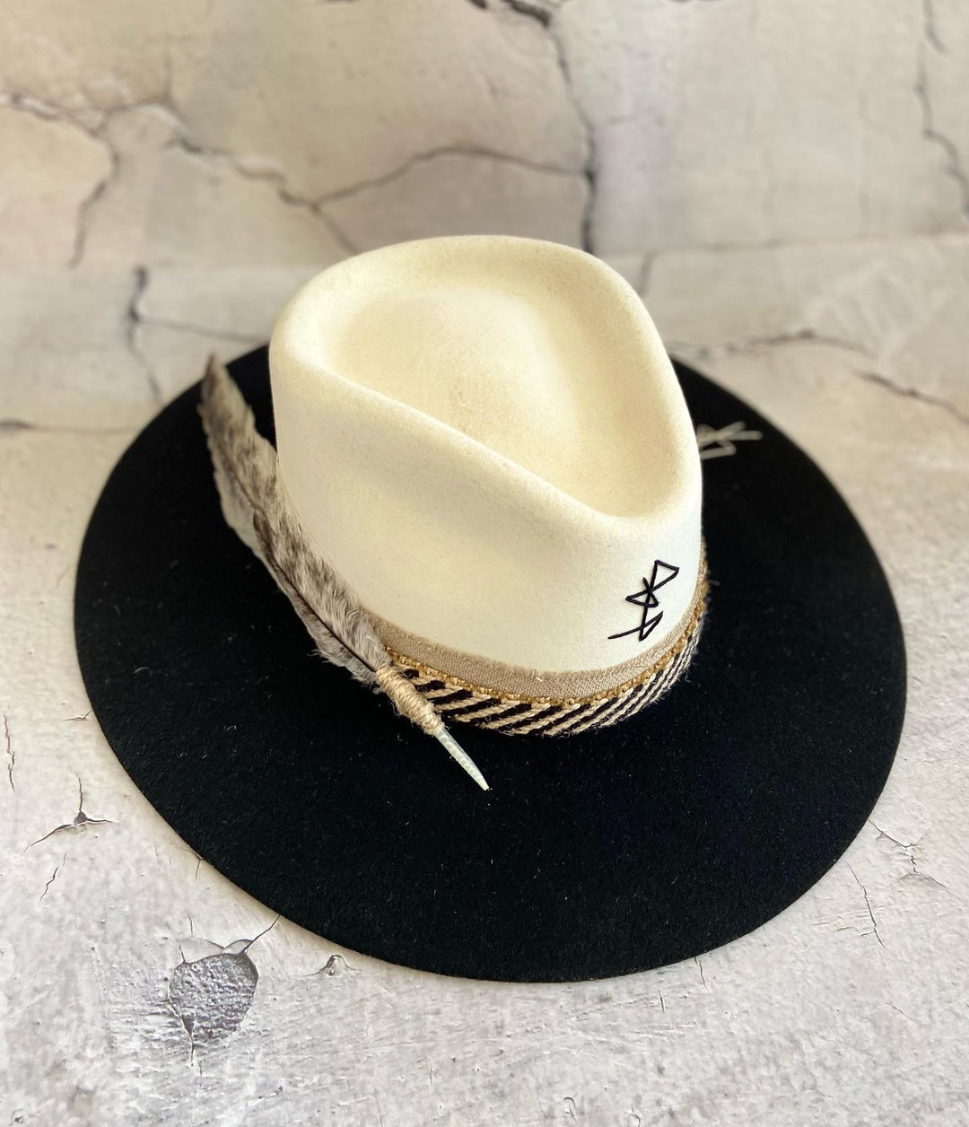 Black & White – LA MACARENA hats